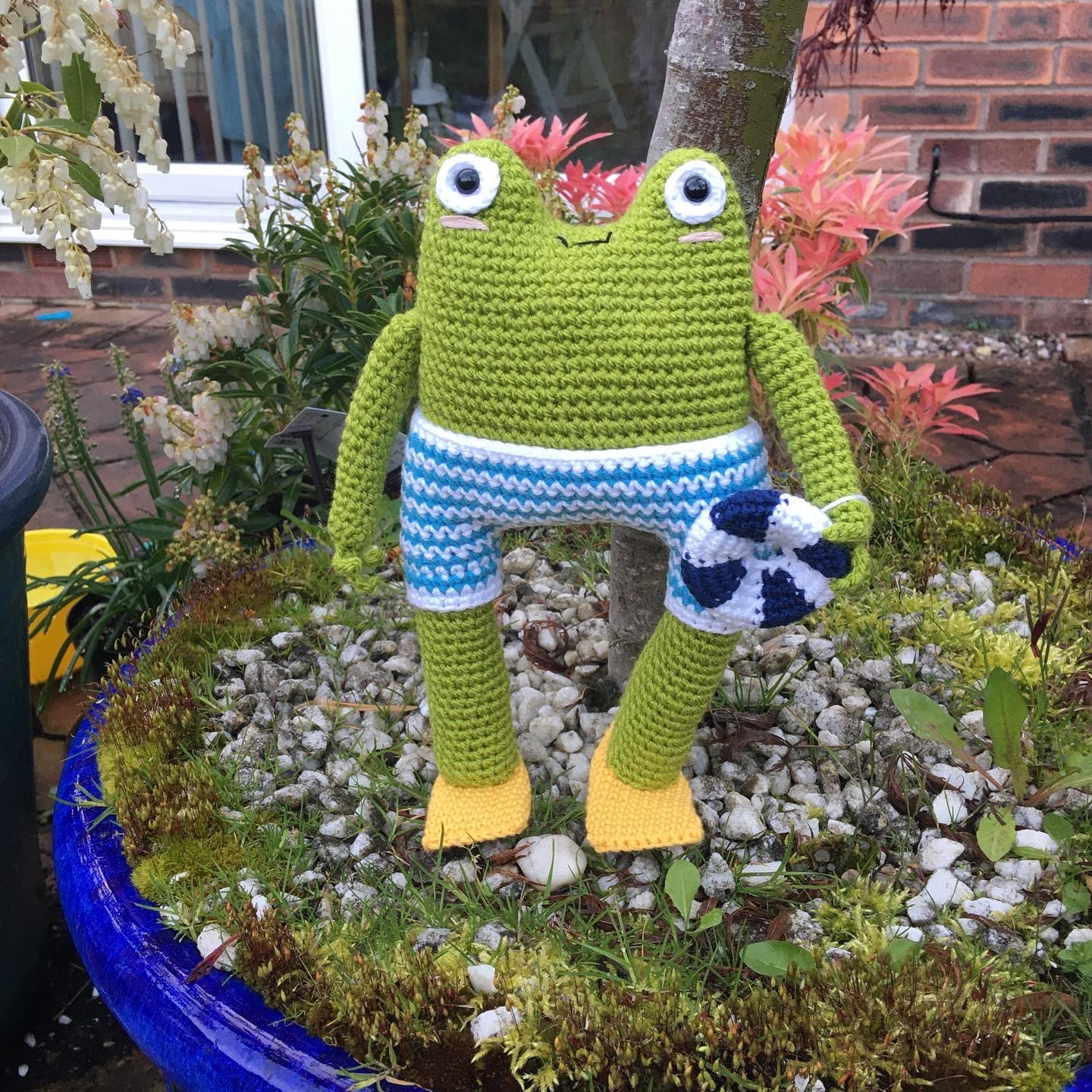 Amigurumi.com - Creations - Victor Frog from Animal Friends of Pica Pau