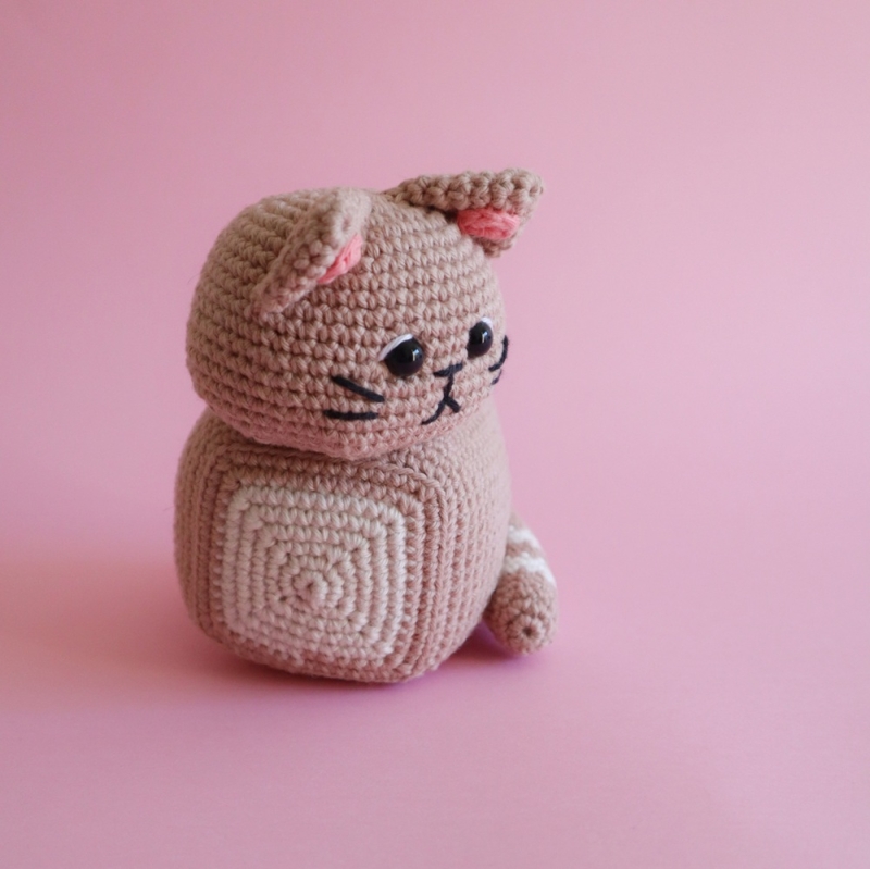 Loaf Cat amigurumi pattern - Amigurumi.com