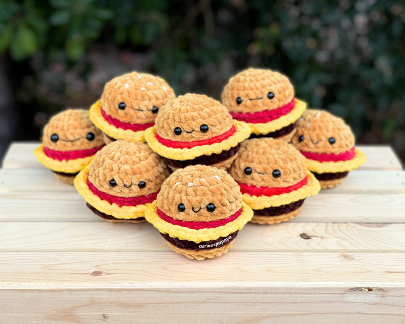 No-Sew Mini Burger amigurumi pattern - Amigurumi.com