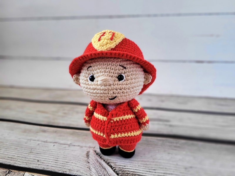 Charlie the Firefighter amigurumi pattern - Amigurumi.com