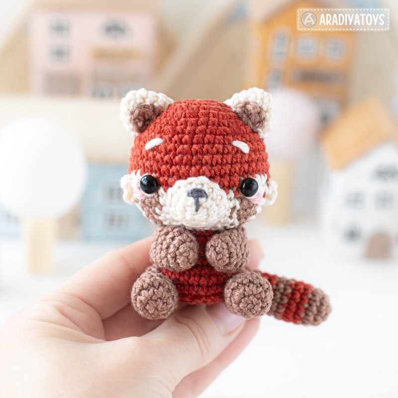 Red Panda Roxy amigurumi pattern - Amigurumi.com