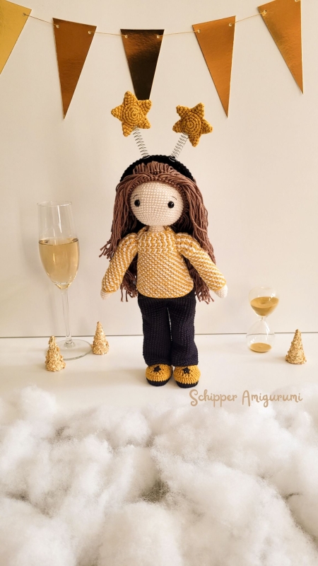 Doll Robin and Outfit Star amigurumi pattern - Amigurumi.com
