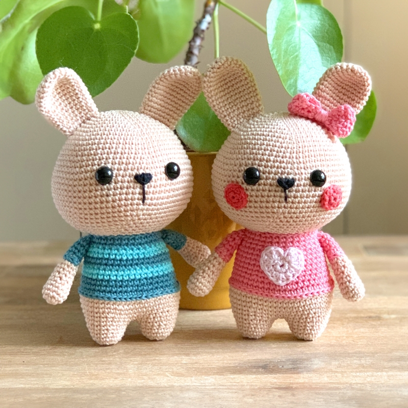 Emily & George the Bunnies amigurumi pattern - Amigurumi.com