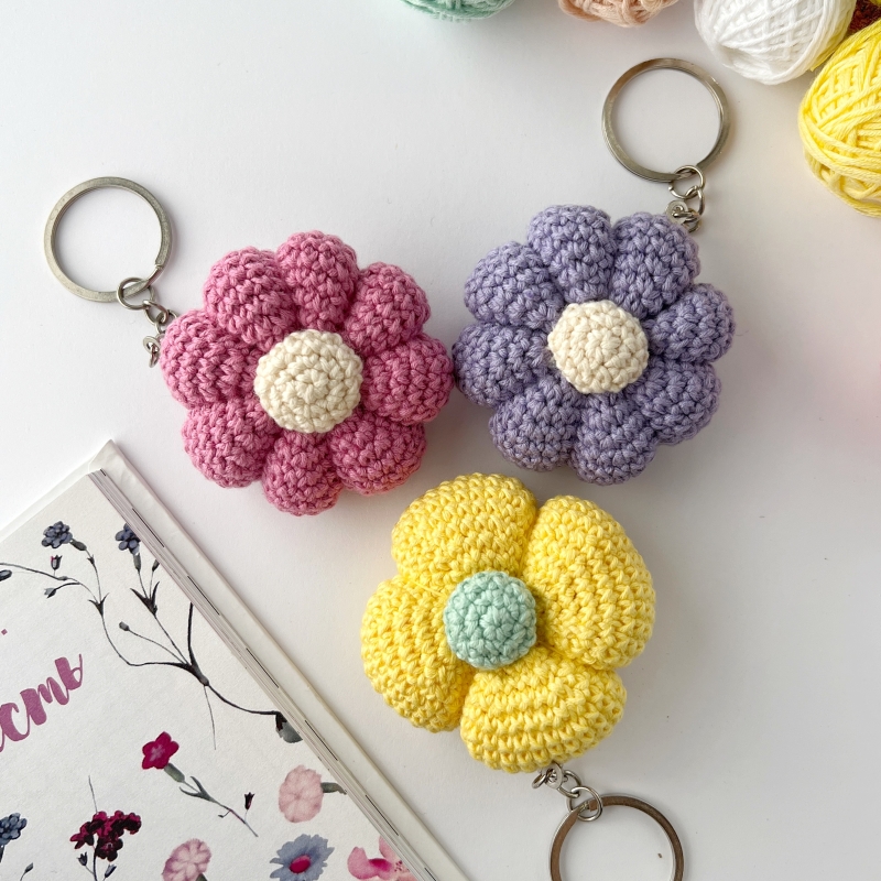 Little flower keychain amigurumi pattern - Amigurumi.com
