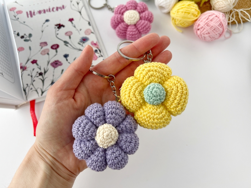 Little flower keychain amigurumi pattern - Amigurumi.com