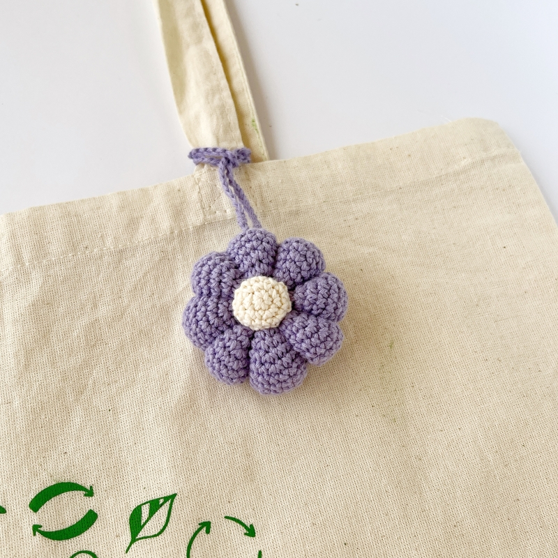 Little flower keychain amigurumi pattern - Amigurumi.com